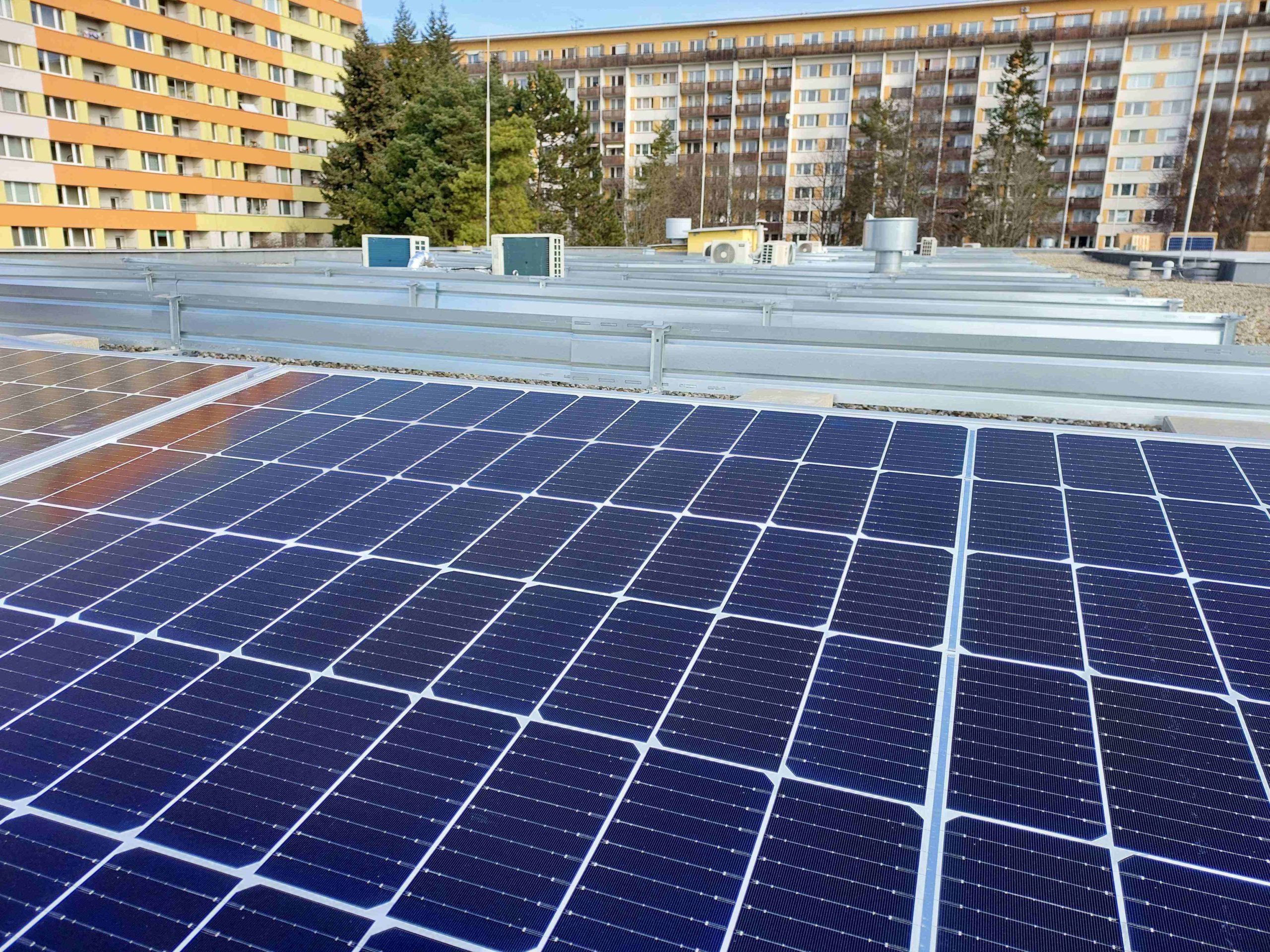 Chcete sdílet elektřinu z FVE v bytovém domě? Zde je manuál UKEN ...